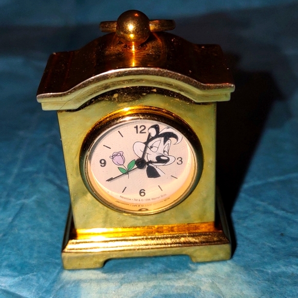 Vintage | Accents | Vintage Warner Brothers Pepe Le Pew Gold Clock ...
